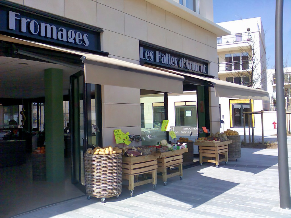 Meubles roulants en bois brut pour un magasin de fruits et primeurs