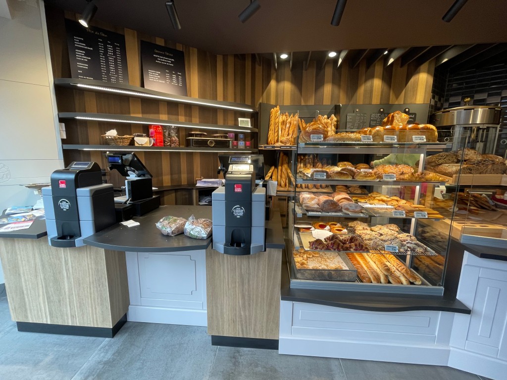 Tour viennoiserie à côté de l’ensemble caisse.