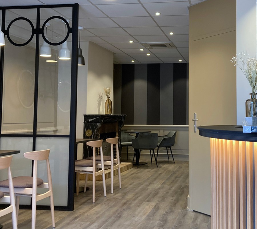 Vue sur la salle avec le comptoir café • agencement d'un espace café ...